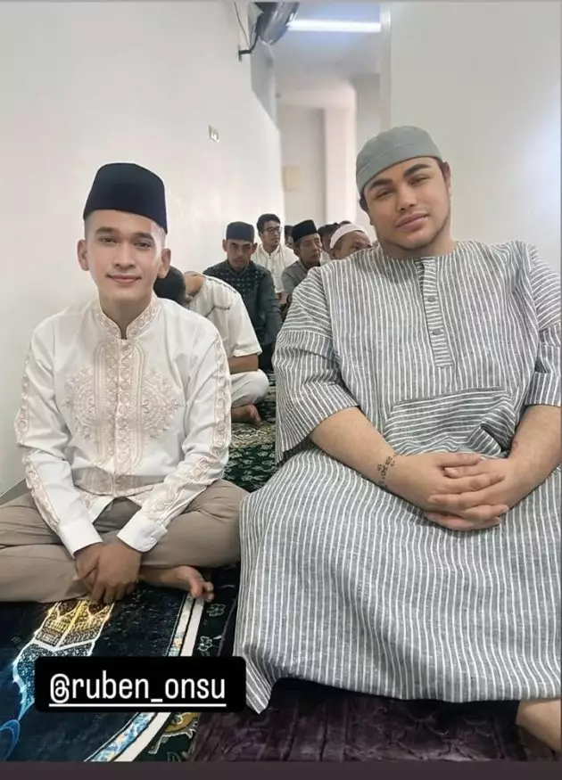 Ruben Onsu umumkan mualaf, jalani Salat Id perdana bareng Ivan Gunawan, ini 11 potretnya